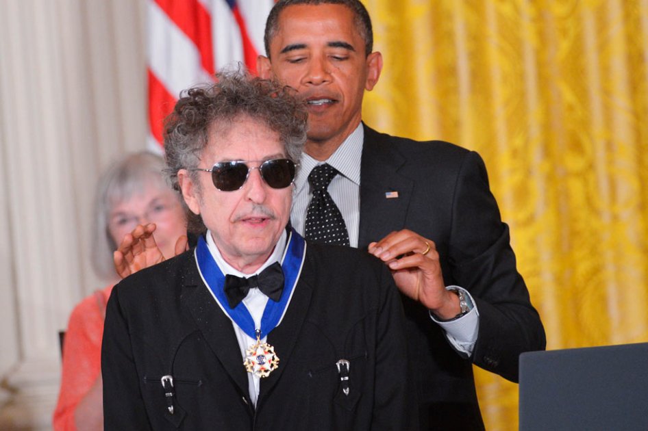 Barack Obama entrega a Bob Dylan una medalla - FILTER México