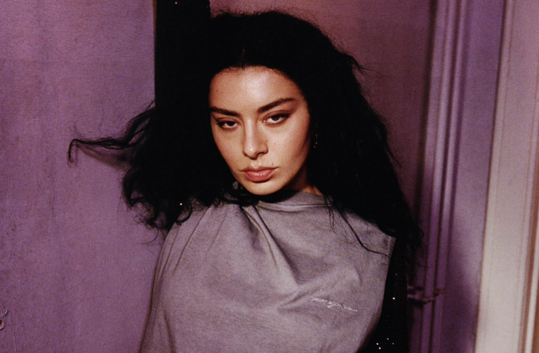 Charli XCX nos acerca a su nuevo álbum con “Club Classics” y “B2B ...